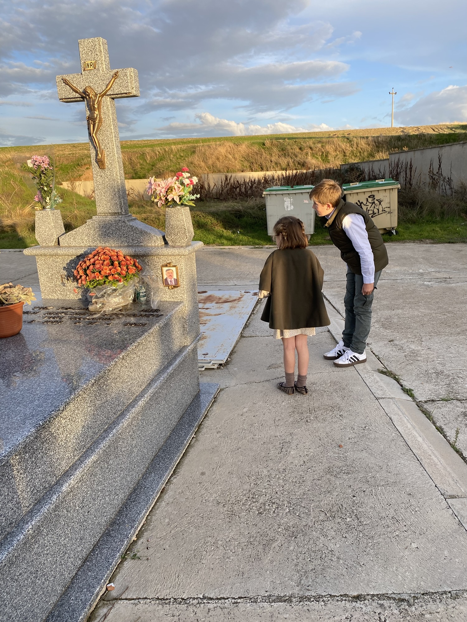 Que descansen en paz. – Queridos hij@s